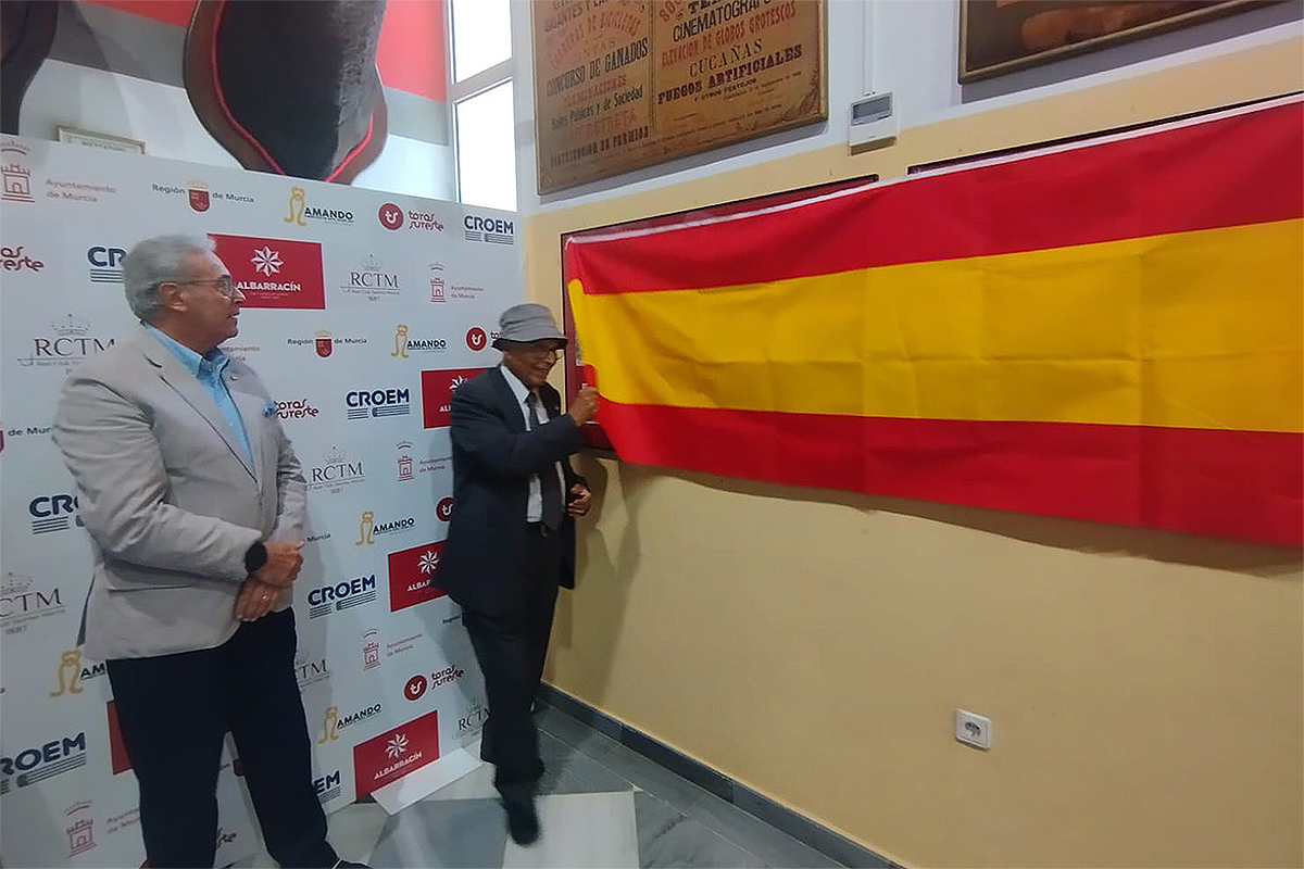 EL PINTOR FULGENCIO SAURA DONA SU OBRA «LA LIDIA» AL MUSEO DEL CLUB ...